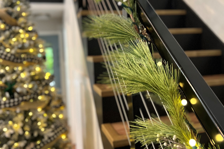 Spruce Up Your Staircase Railing This Holiday Season | RailFX Blog
